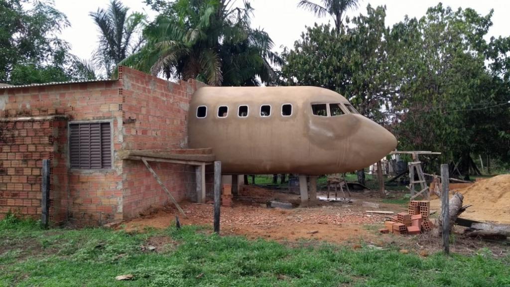 Idoso constrói casa em formato de avião e faz sucesso: 'sonho de uma vida'