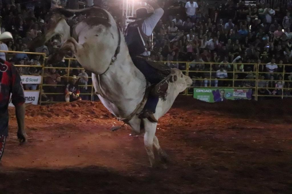 Claudinei da Silva é o campeão do Rodeio da Expo Rondon; veja a ...