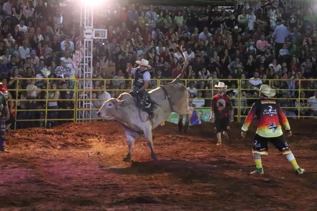 Claudinei da Silva é o campeão do Rodeio da Expo Rondon; veja a ...