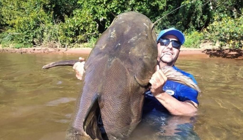 Vídeo mostra pescadores com Jaú de 80 Kg no Rio Paraná